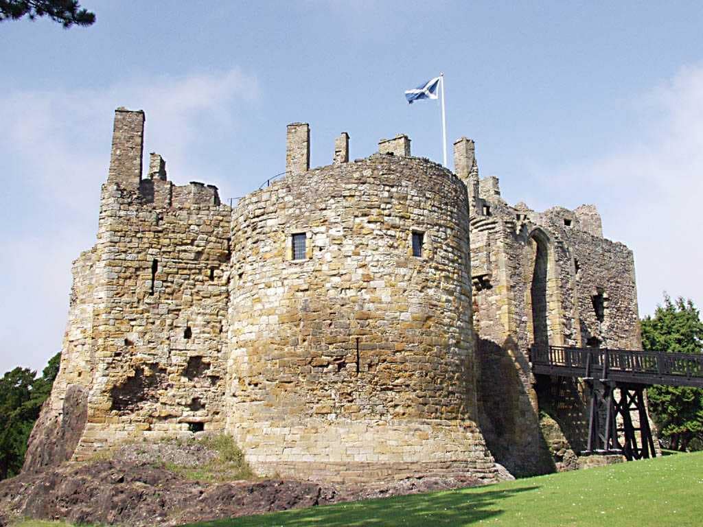 Dirleton Castle (UK) – Old Cities